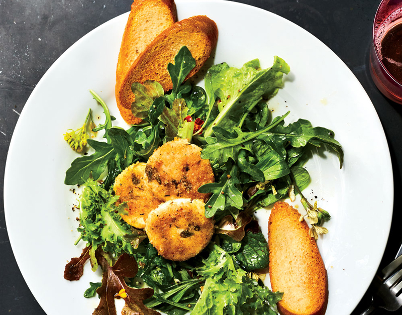 Insalata con caprino impanato • Food and Wine Italia
