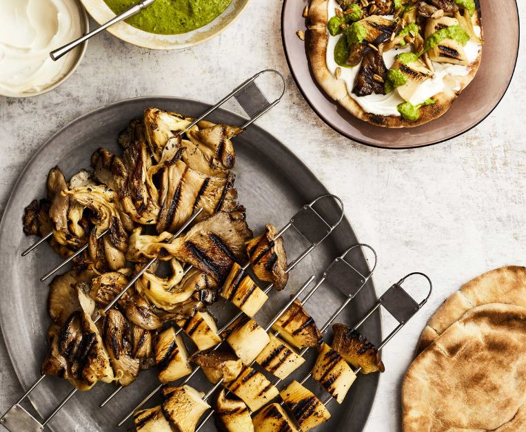 Spiedini di funghi affumicati con yogurt e salsa verde • Food and Wine ...