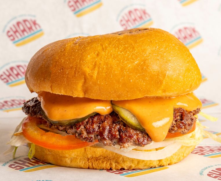 Shark, lo smash burger d'autore e vista mare • Food and Wine Italia