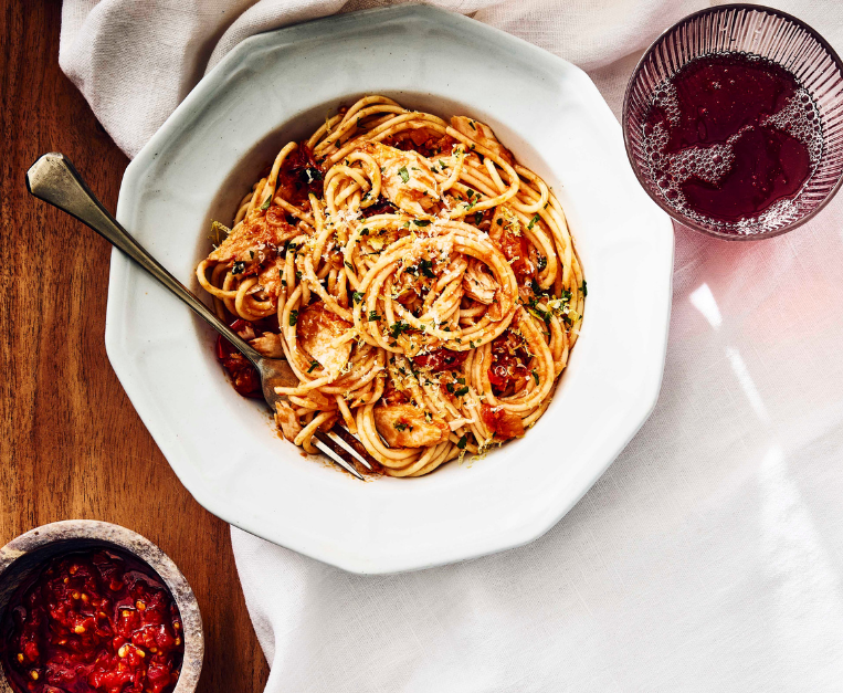 La pasta al tonno piccante di Samin Norsat • Food and Wine Italia